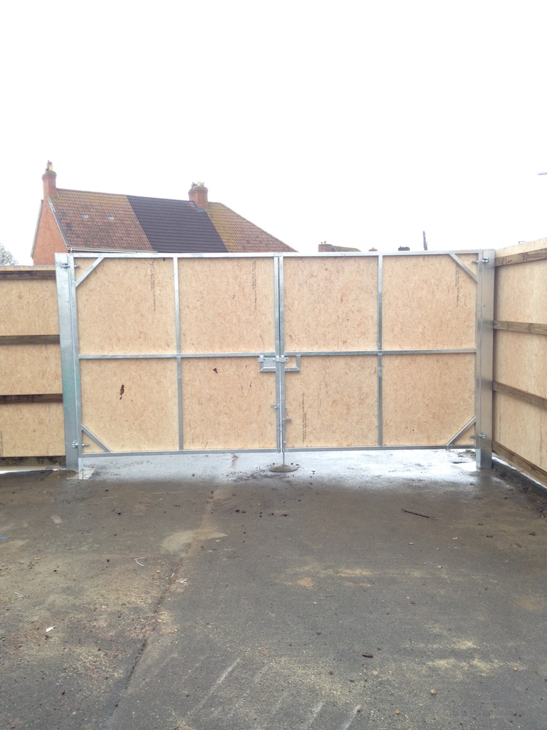 SITE HOARDING CONTRACTORS THROUGHOUT THE SOUTH WEST : Callaghan Fencing